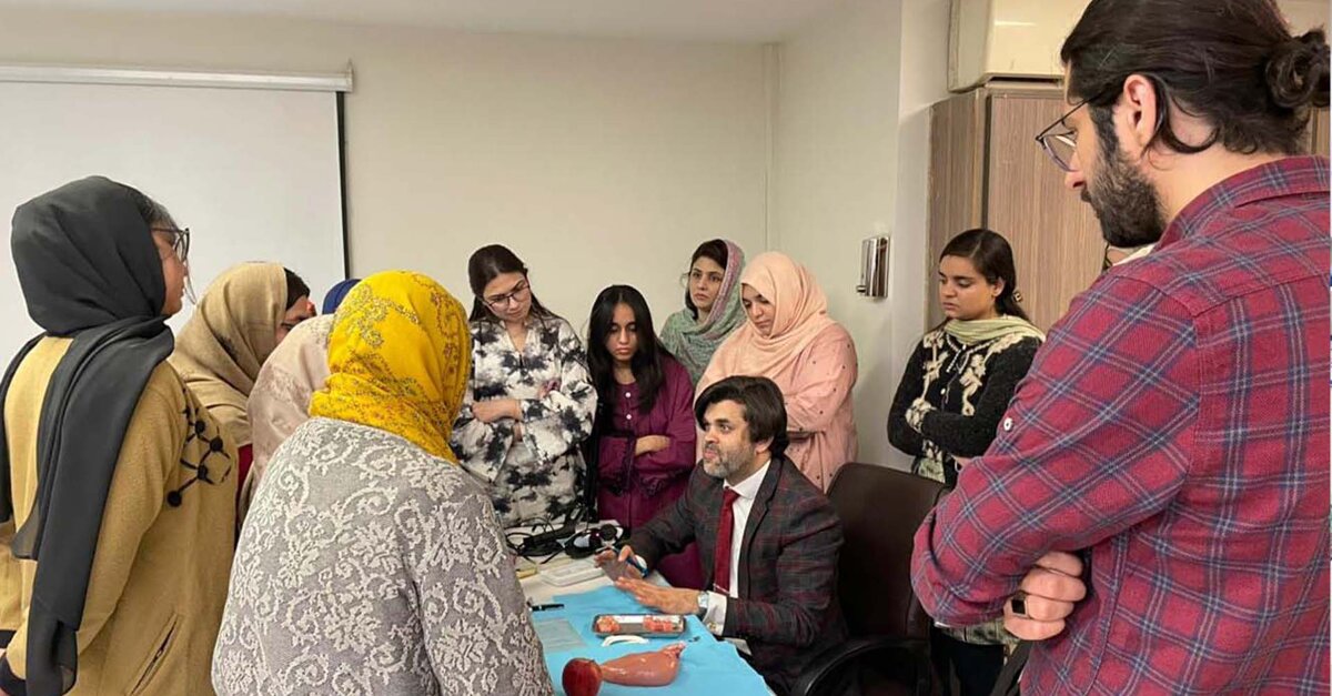 DT News - Pakistan - IADSR masterclass puts Pakistani dentists at the ...